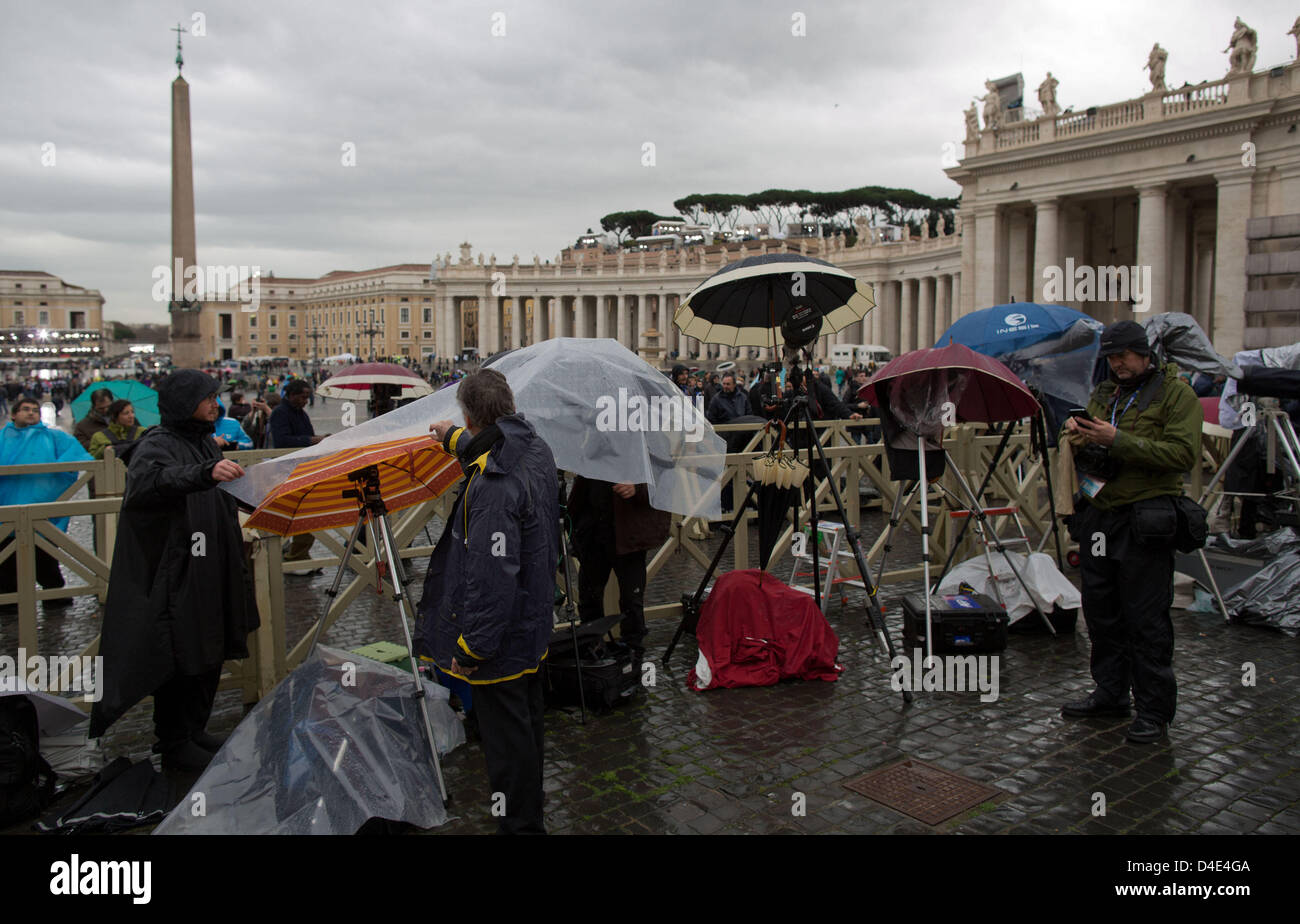 Vatican white smoke hi-res stock photography and images - Alamy