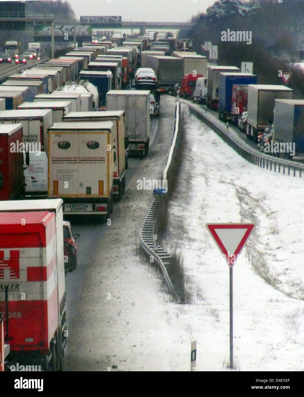 Vehichles back-up in the snow and ice on Autobahn A2 near Wolfsburg ...
