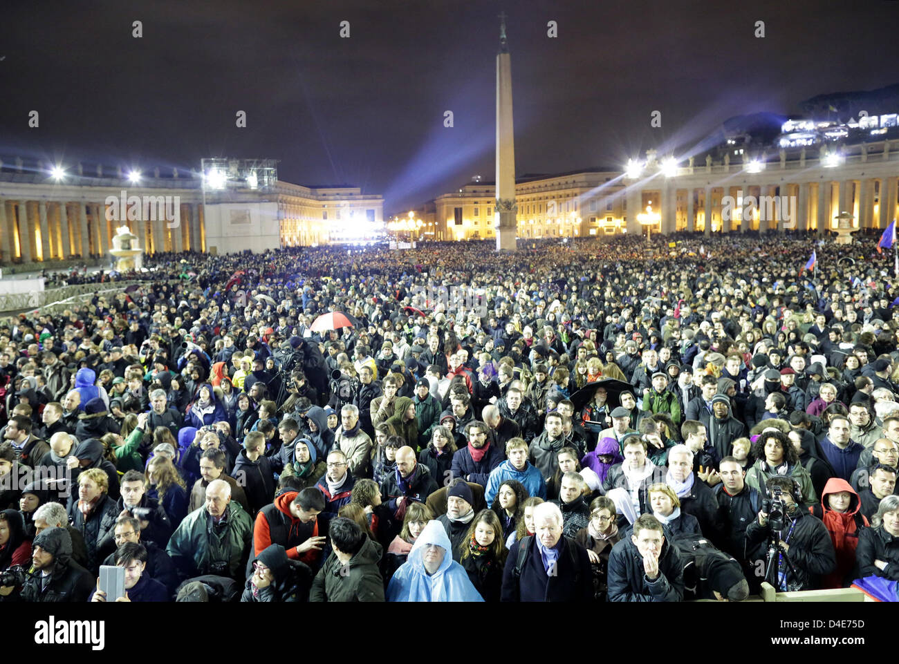 Conclave pope smoke hi-res stock photography and images - Alamy
