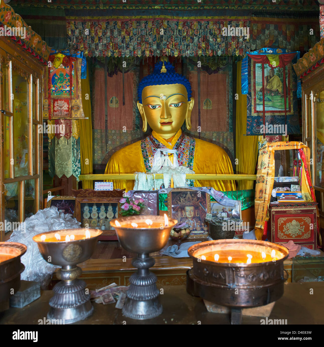 Buddhist ceremonial room hi-res stock photography and images - Alamy