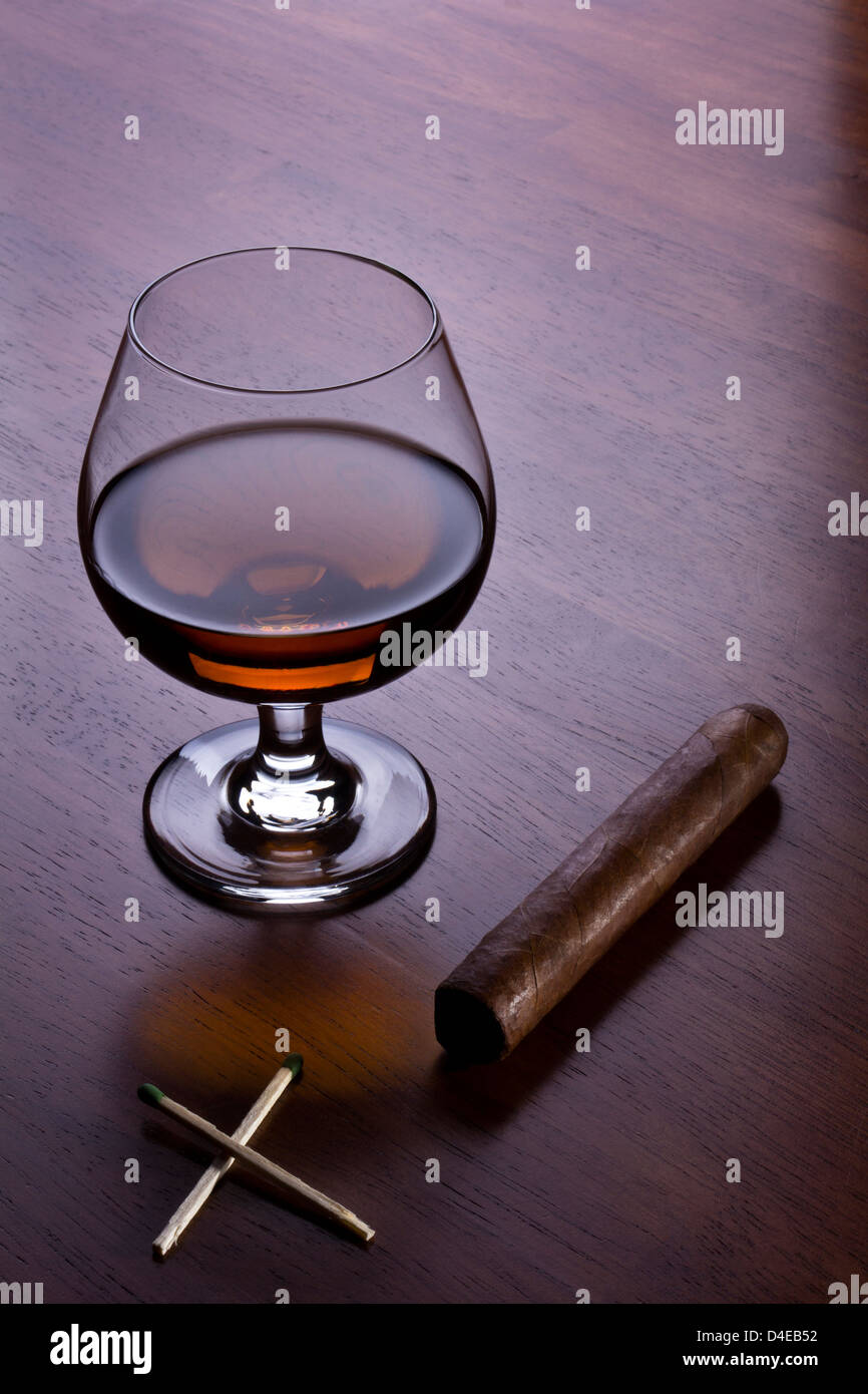 Brandy Glass and cigar Stock Photo - Alamy