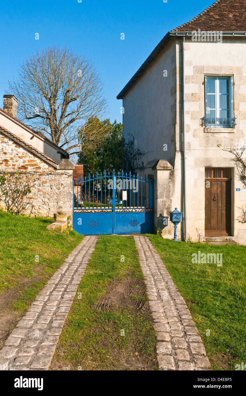 Driveway gates hi-res stock photography and images - Alamy