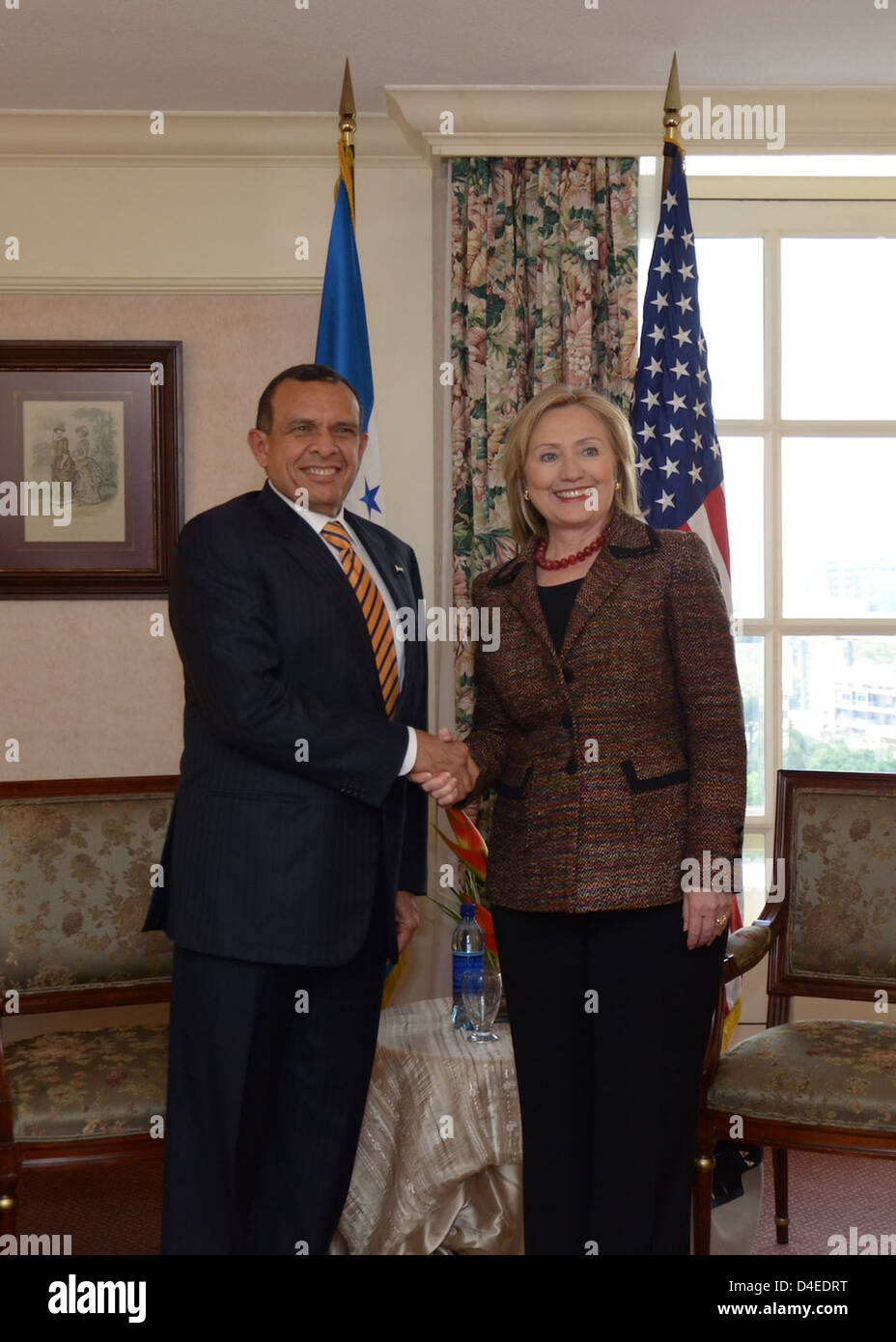 Secretary Clinton Is Greeted By Honduran President Lobo Stock Photo - Alamy
