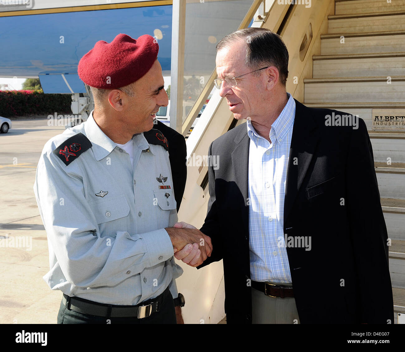Admiral Mullen Is Welcomed to Israel By General Shamnii Stock Photo - Alamy
