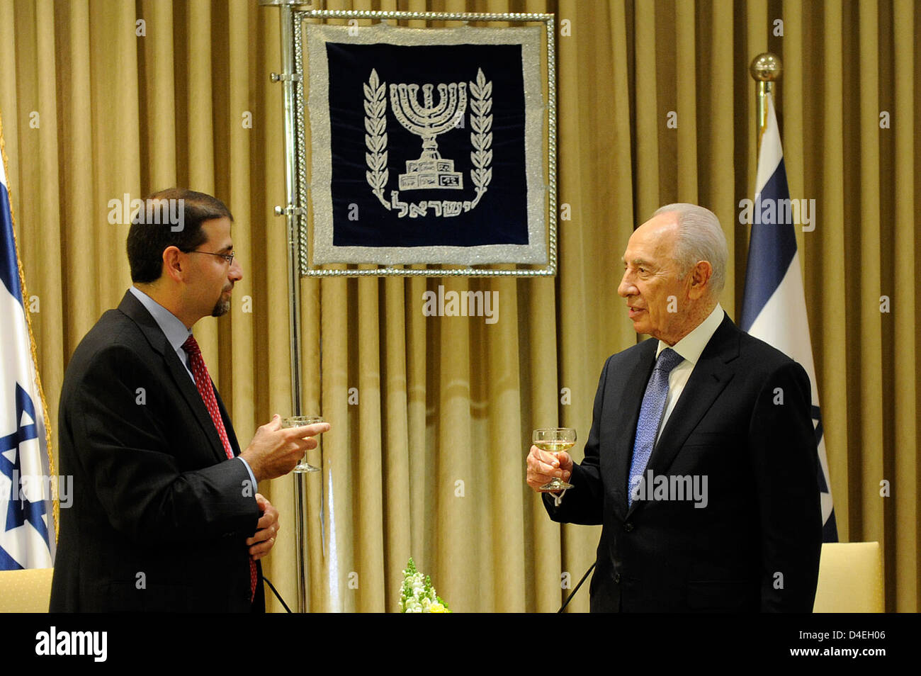 Ambassador Shapiro Meets With Israeli President Peres Stock Photo - Alamy