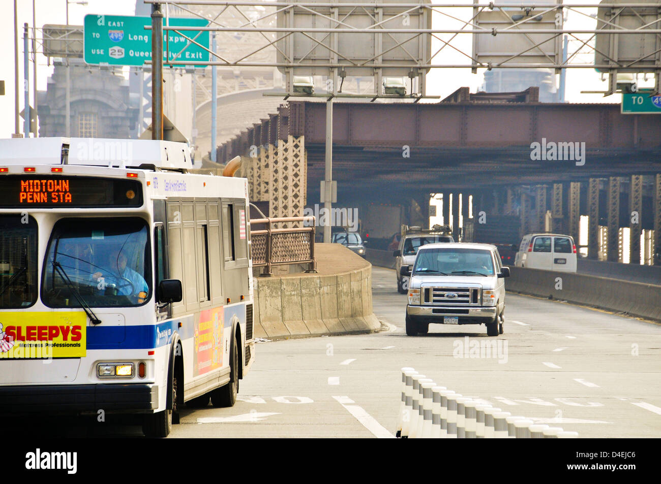 Q32 bus queensboro bridge hi-res stock photography and images - Alamy
