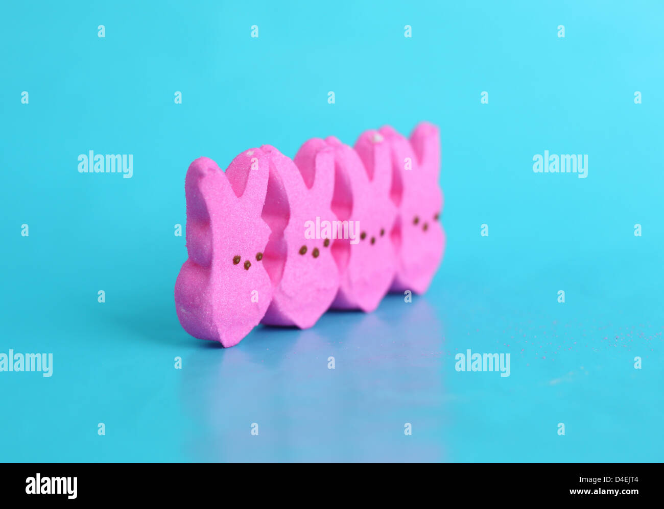 A row of peeps Easter candies Stock Photo - Alamy