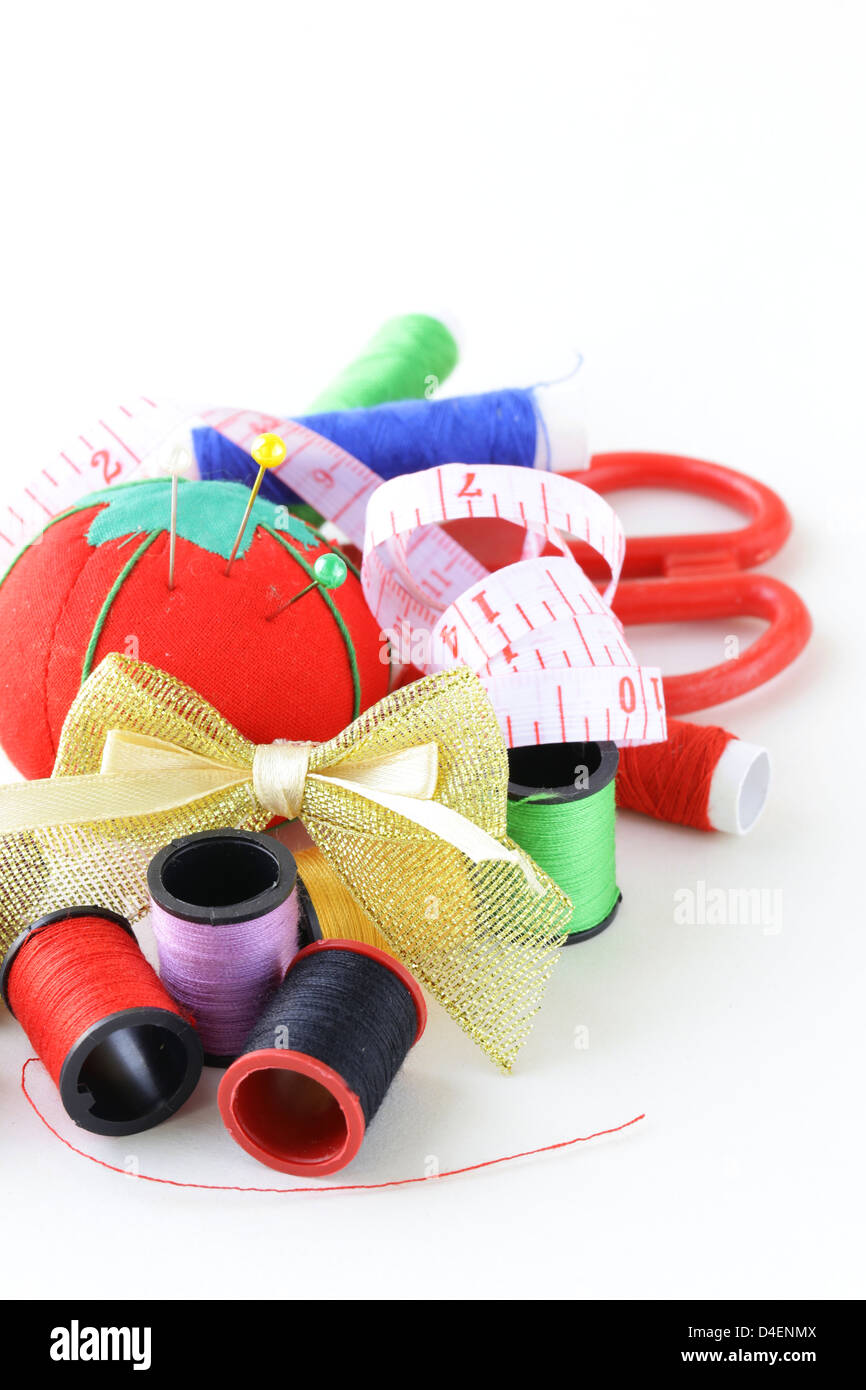 Sewing threads pins thimble hi-res stock photography and images - Alamy