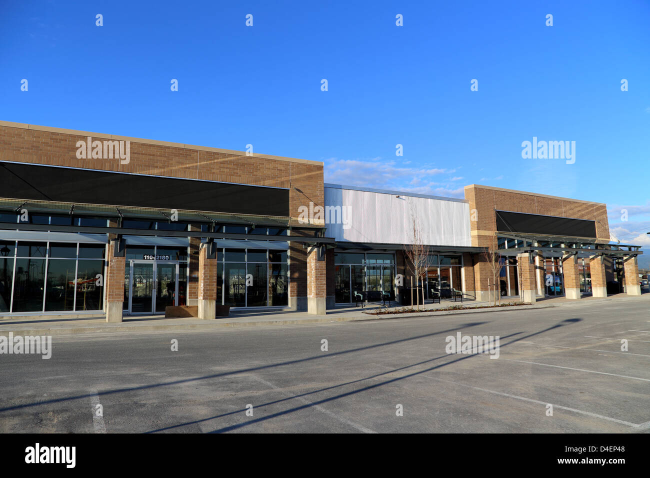 Shopping center commercial building hi-res stock photography and images ...