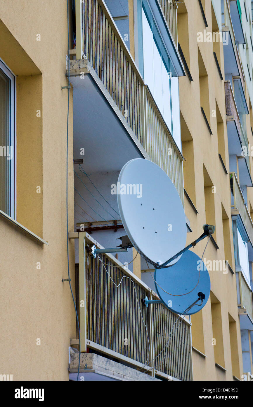 Transmission dishes hi-res stock photography and images - Alamy