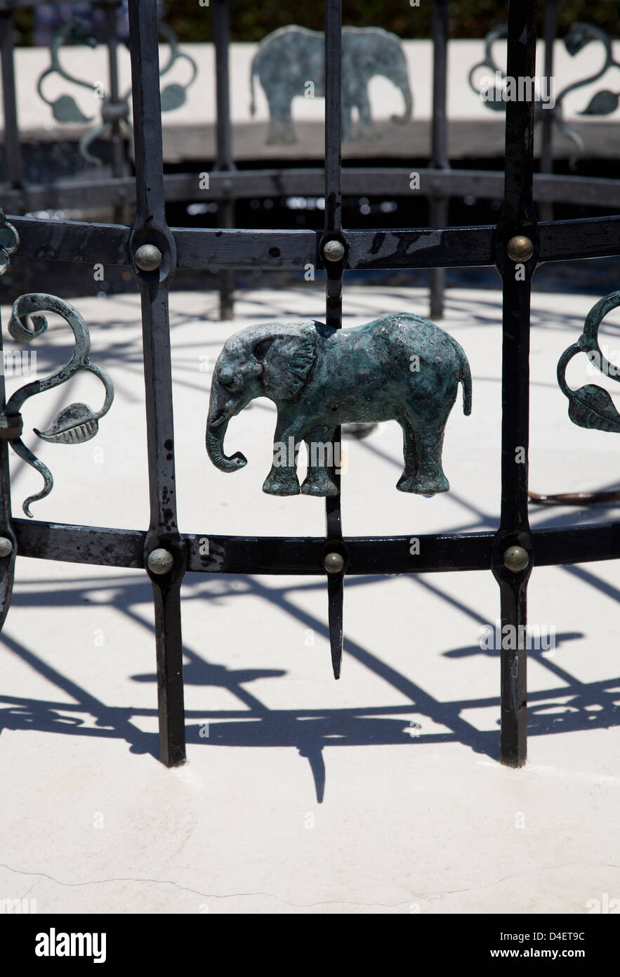 Elephant cage hi-res stock photography and images - Alamy