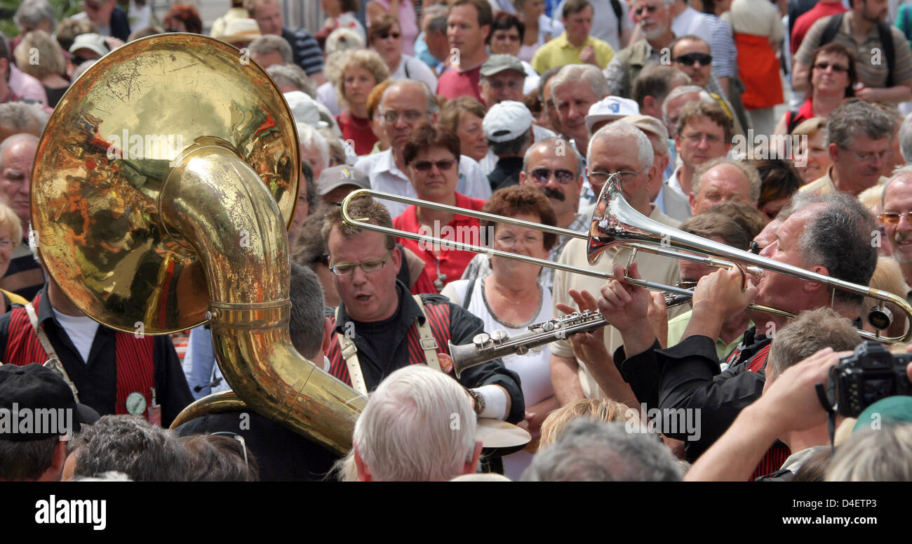 Dutch marching hi-res stock photography and images - Alamy