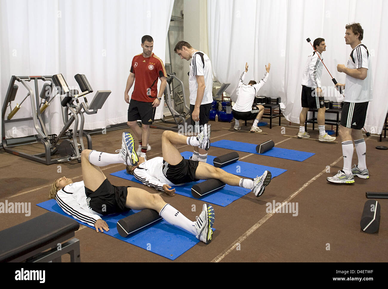 German national squad's fitness coach Oliver Schmidtlein (2-L ...