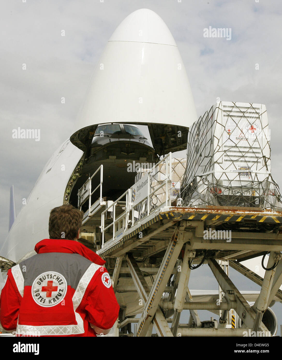 A mobile Red Cross hospital is loaded into a Boeing 747 in Schoenefeld ...