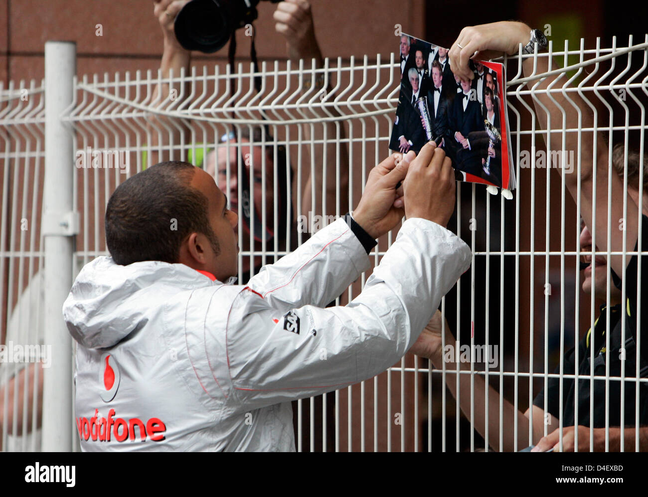 Lewis hamilton signs autographs hi-res stock photography and images - Alamy