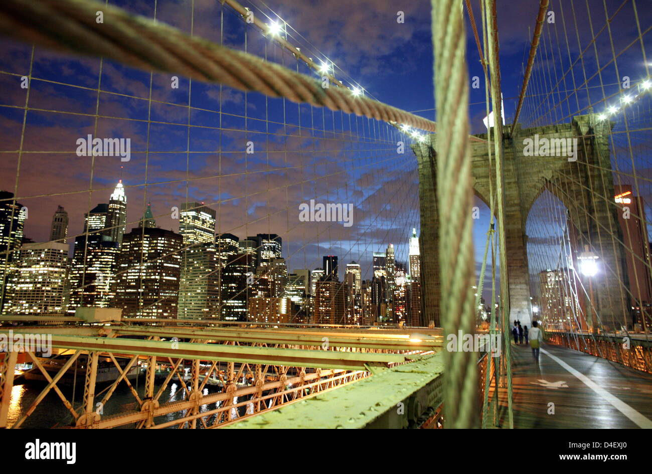 The picture shows the footpath of the Brooklyn Bridge with Manhattan in ...