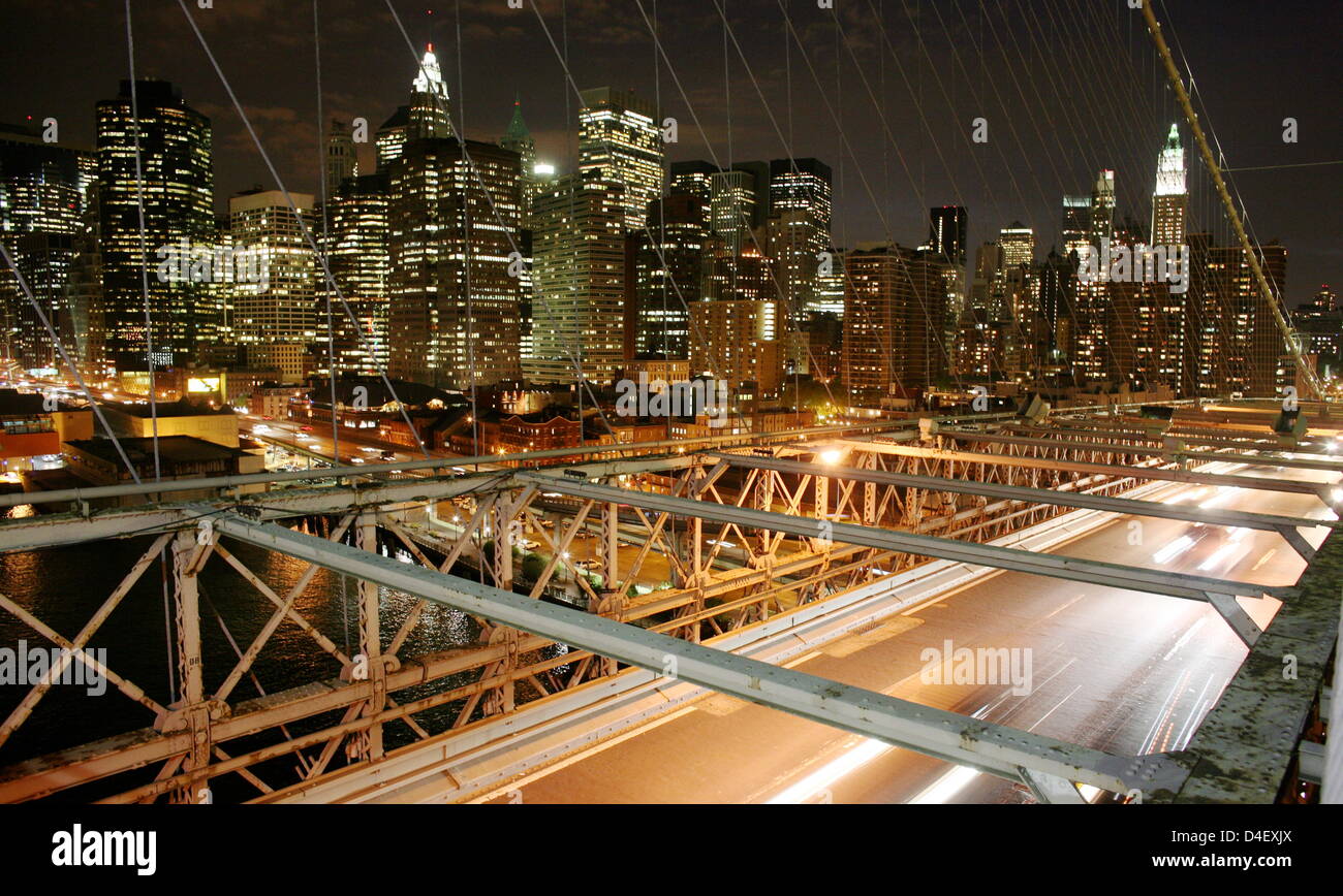 The picture shows the footpath of the Brooklyn Bridge with Manhattan in ...