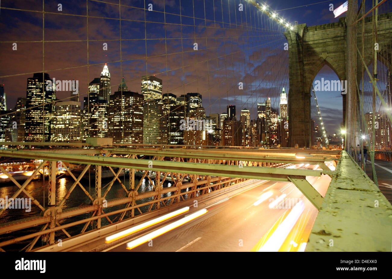 The picture shows the footpath of the Brooklyn Bridge with Manhattan in ...