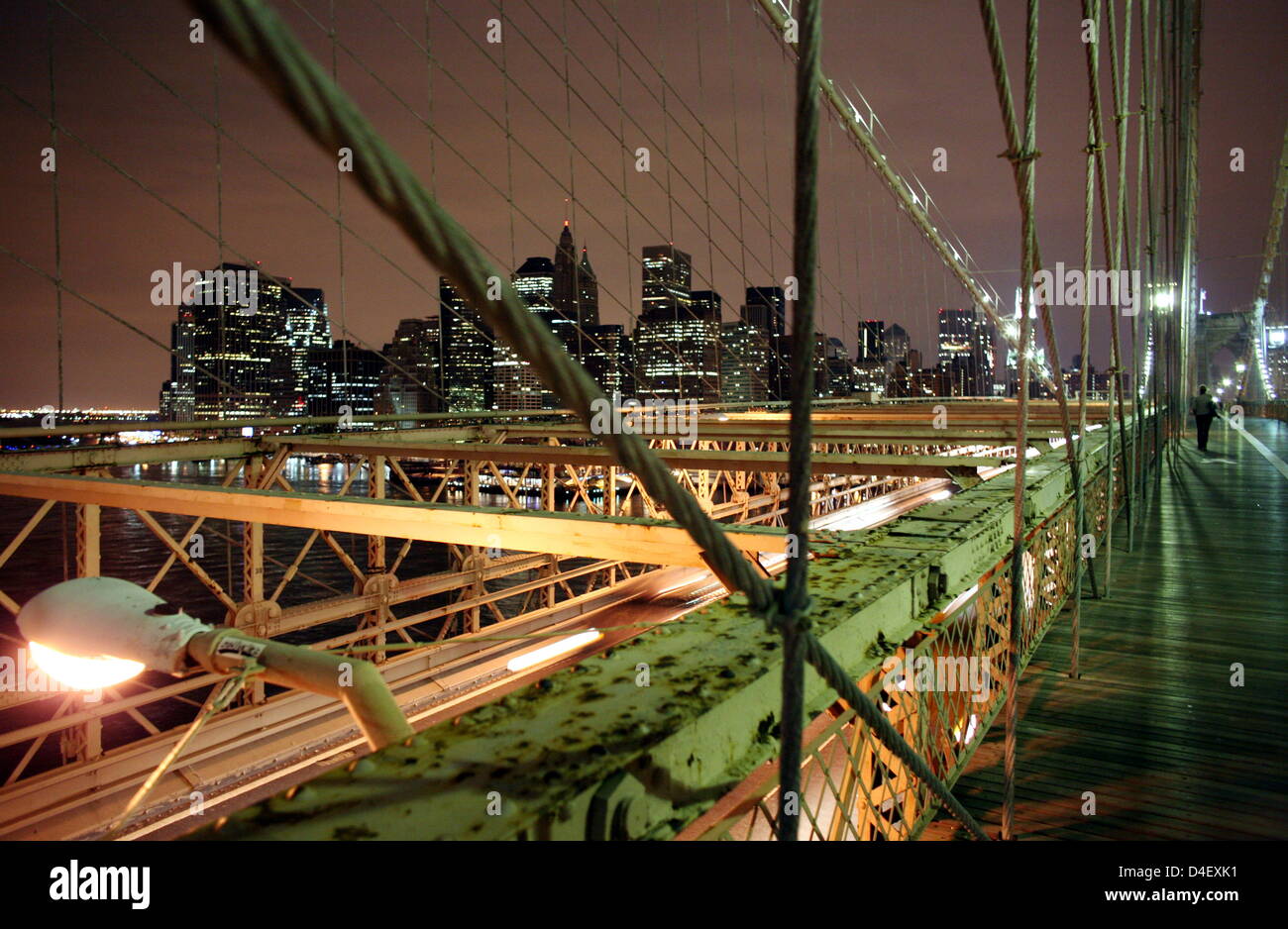 The picture shows the footpath of the Brooklyn Bridge with Manhattan in ...