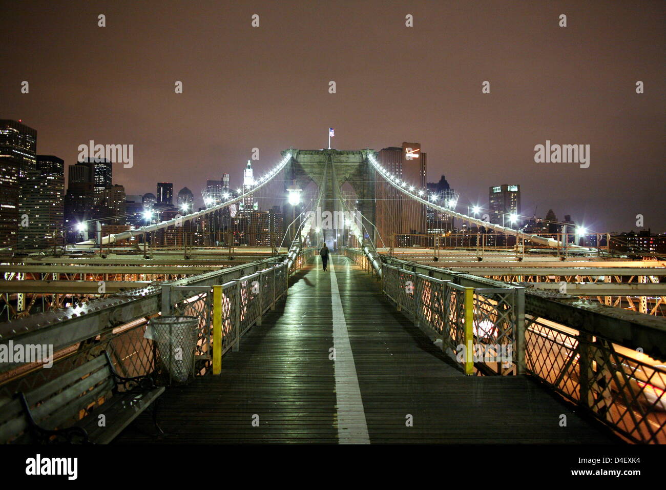 The picture shows the footpath of the Brooklyn Bridge with Manhattan in ...