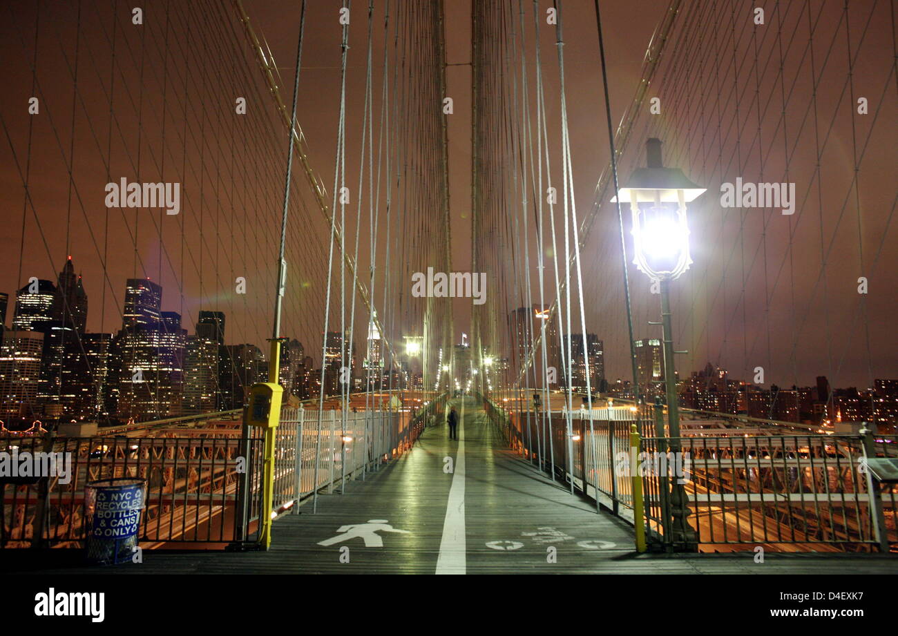 The picture shows the footpath of the Brooklyn Bridge with Manhattan in ...