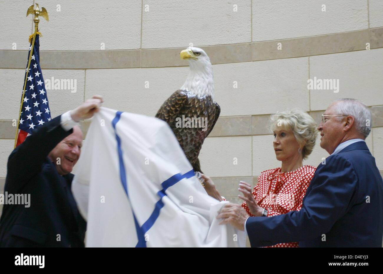 Outgoing Prime Minister of the state of Saxony Georg Milbradt (L),US ...
