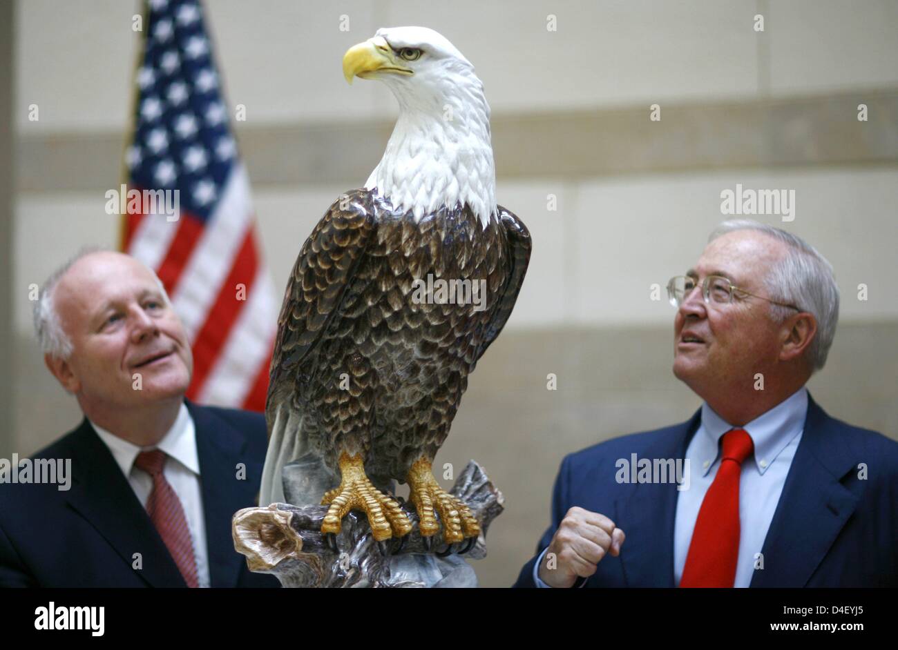 Outgoing Prime Minister of the state of Saxony Georg Milbradt (L) and ...