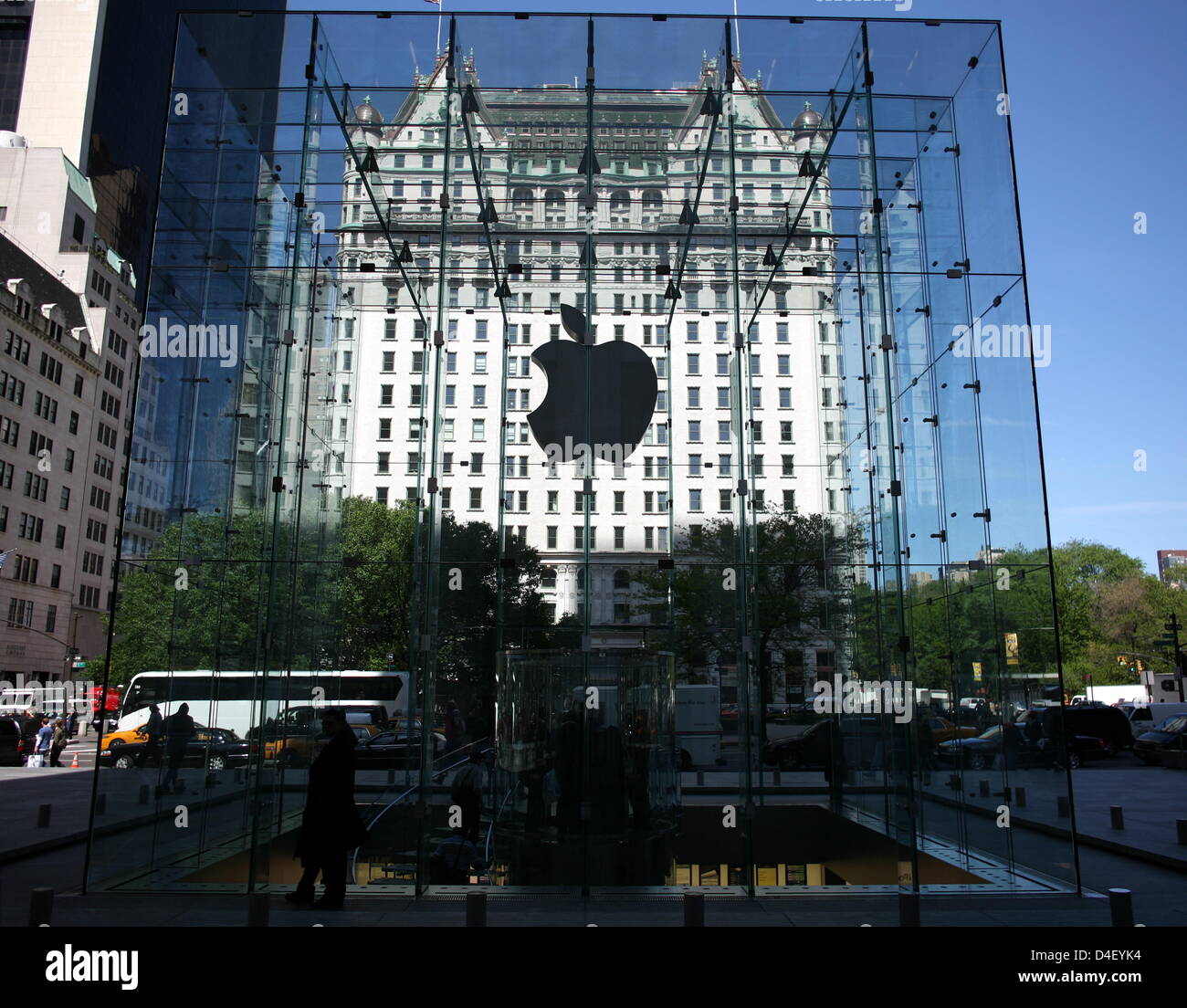 Entrace to the Apple Store open 24-7 on 5th Avenue of New York City, NY ...