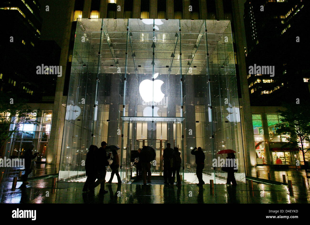 Entrance to the Apple Store open 24-7 on 5th Avenue of New York City ...
