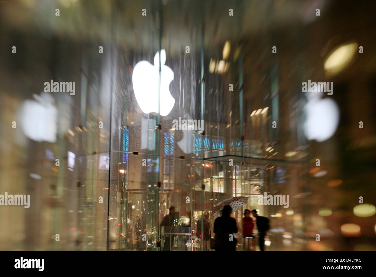 Entrance to the Apple Store open 24-7 on 5th Avenue of New York City ...