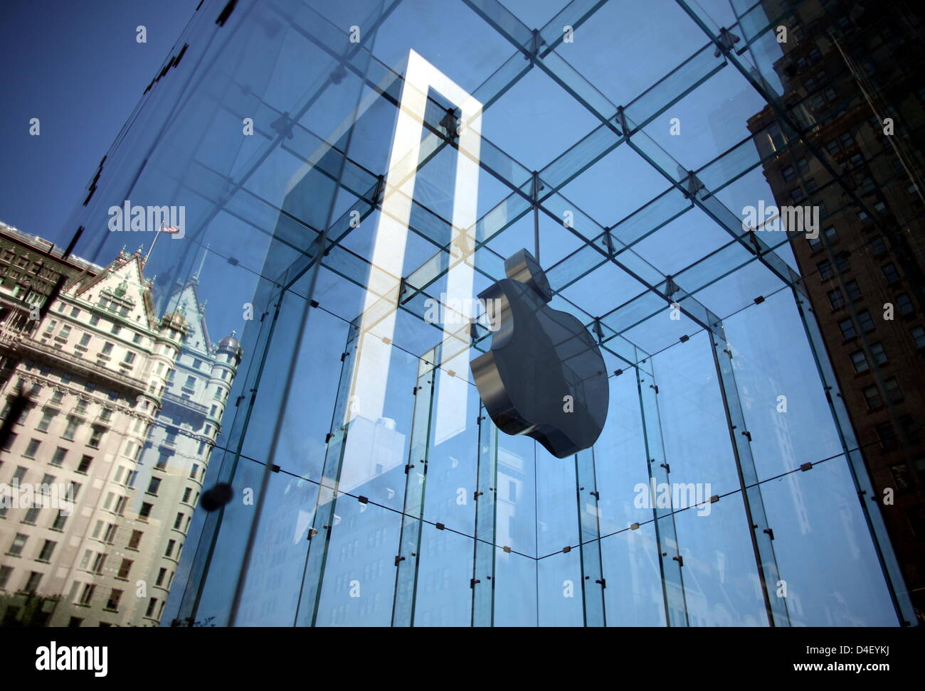 Entrace to the Apple Store open 24-7 on 5th Avenue of New York City, NY ...
