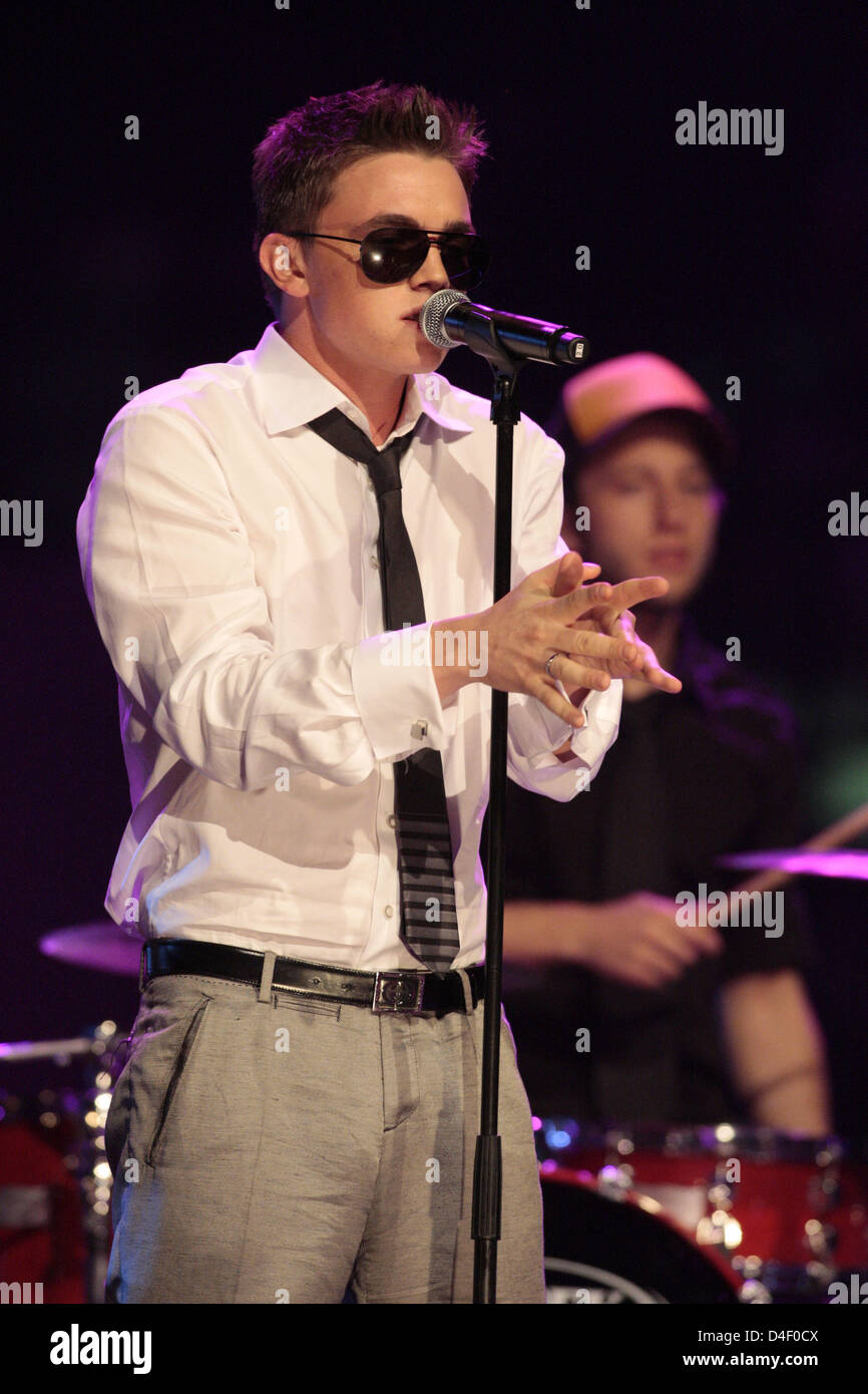 Singer Jesse McCartney performs during televison chart show 'The Dome ...