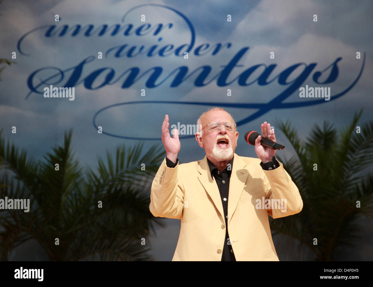 Singer Roger Whittaker performs at the TV music show 'Immer wieder ...