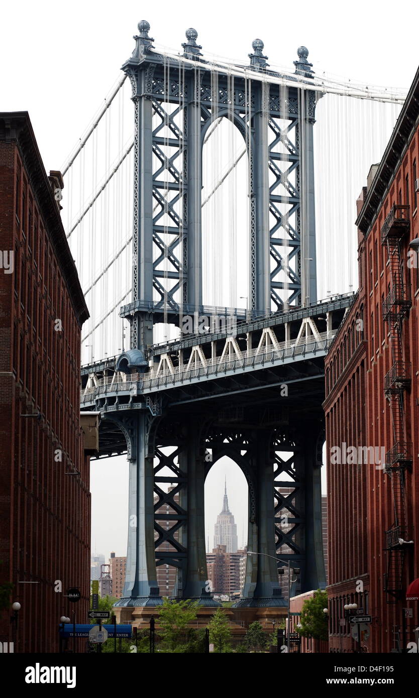 The picture shows the Empire State Building behind the Manhattan Bridge ...
