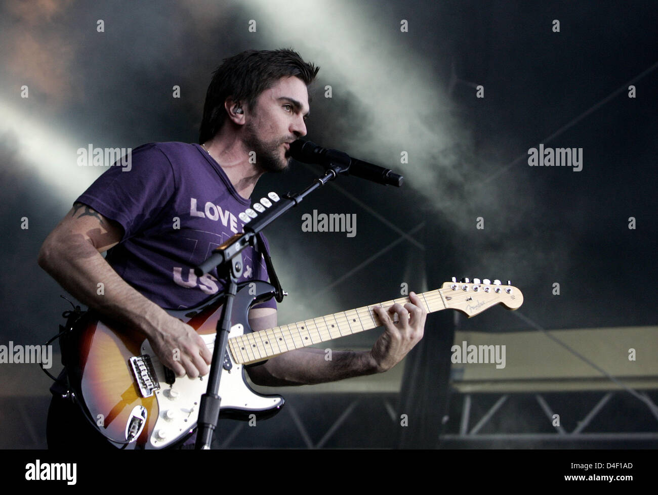 Singer juanes hi-res stock photography and images - Alamy