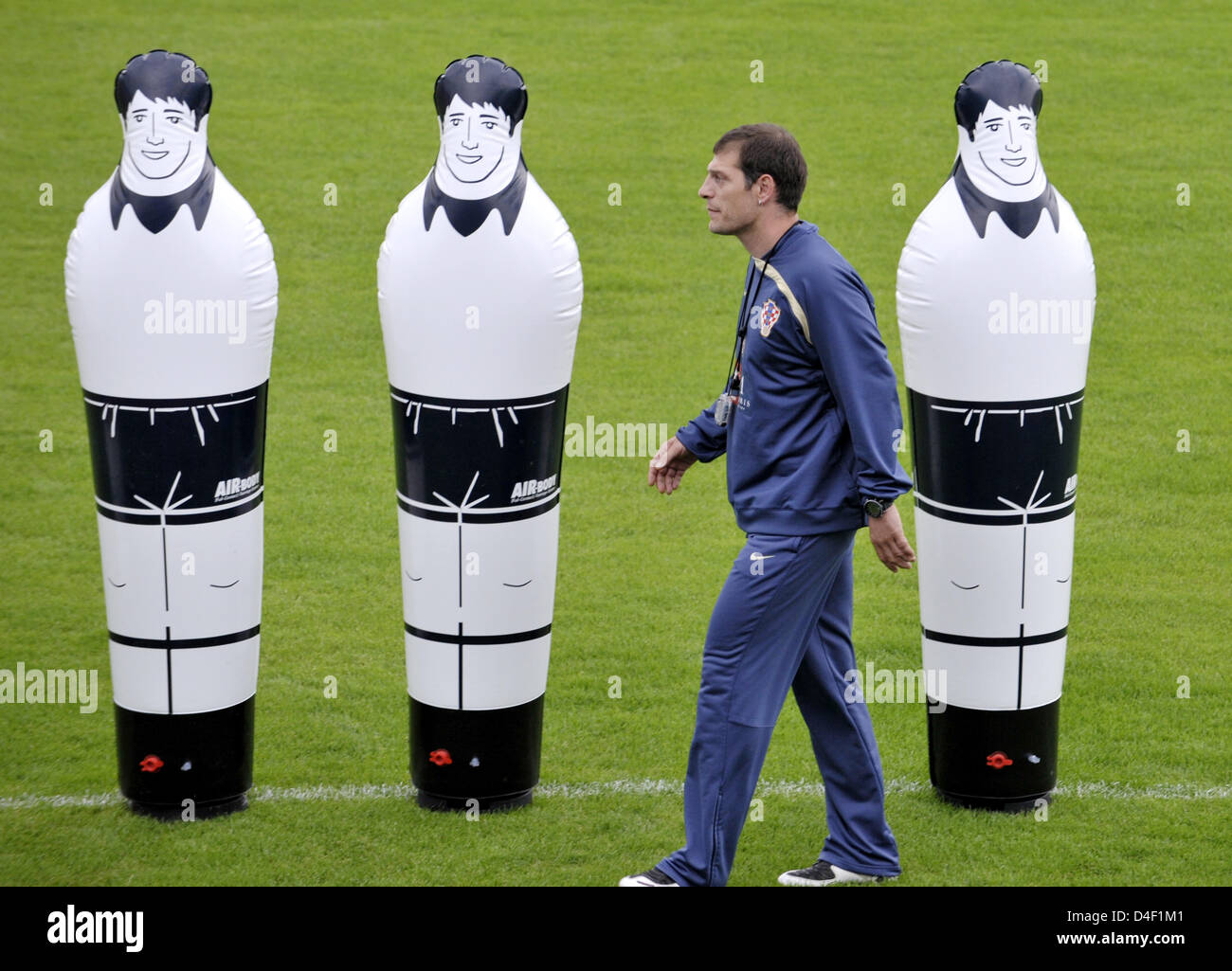Croatian head coach Slaven Bilic (2-R) pictured during a training ...