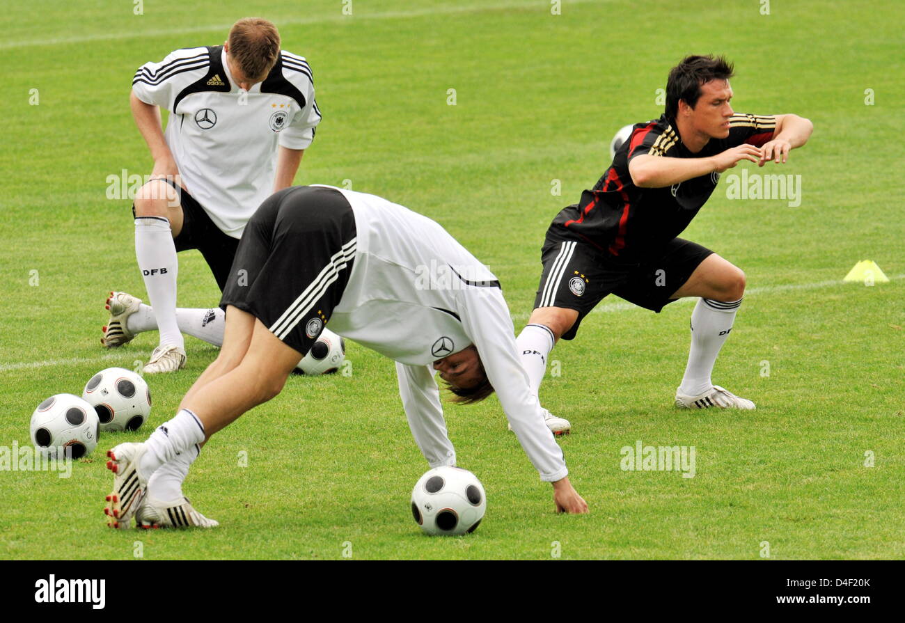 (L-R) Heiko Westermann, Thomas Hitzlsperger and Piotr Trochowski of ...