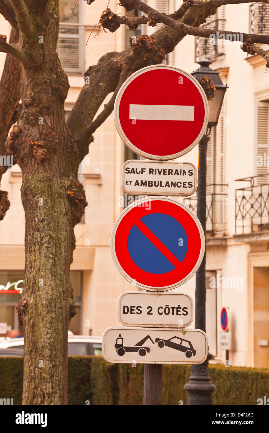 French no parking sign hi-res stock photography and images - Alamy