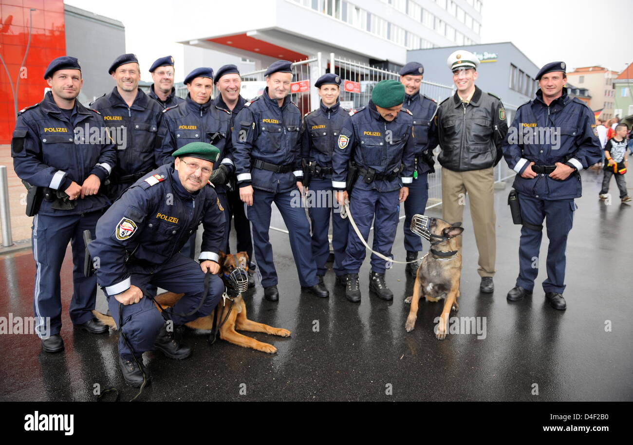 Austrian and German police officers stand in front of the German ...