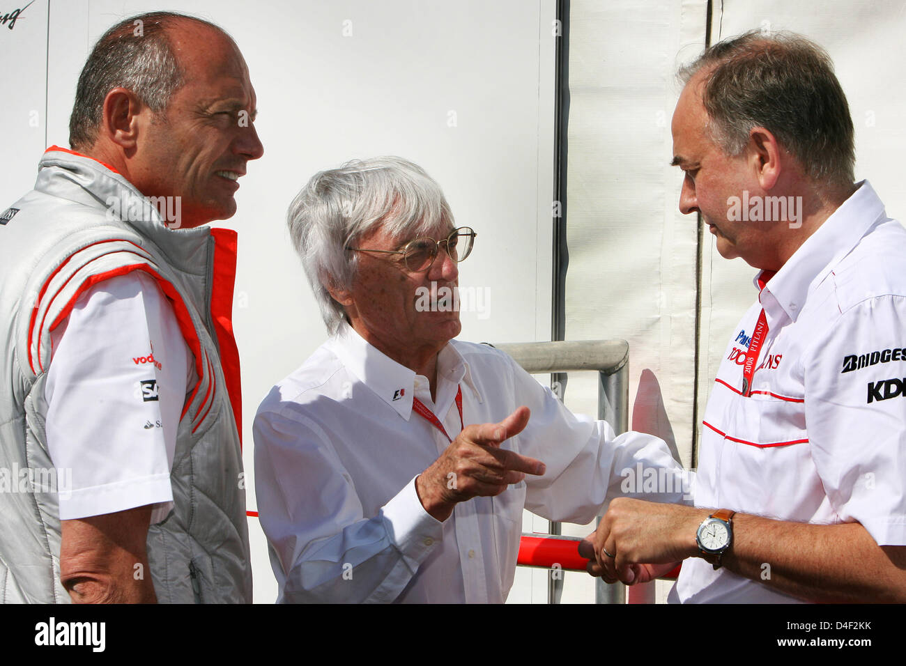 F1 Boss Bernie Ecclestone from Great Britain (C) chat with British John ...
