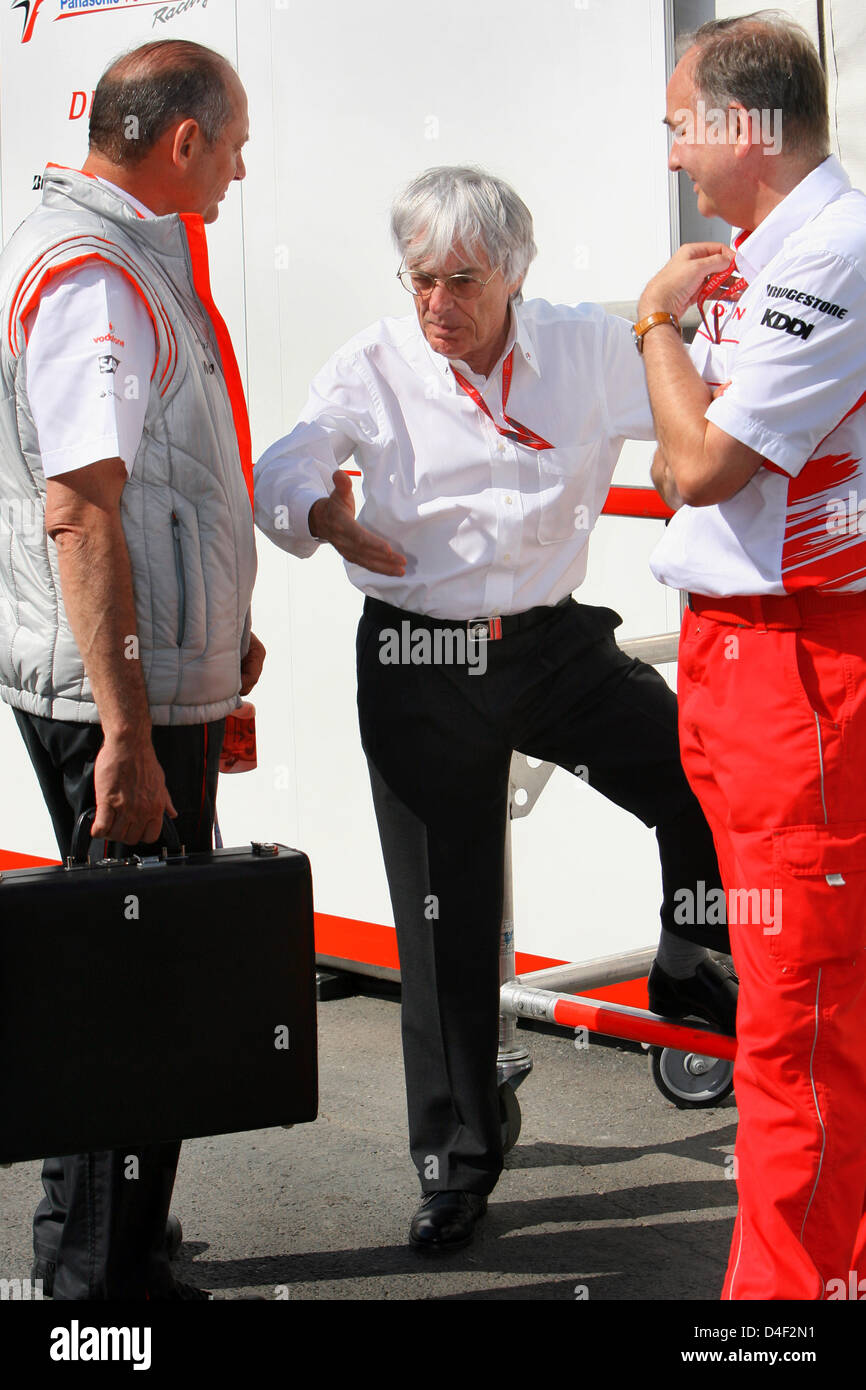 F1 Boss Bernie Ecclestone from Great Britain (C) chat with British John ...
