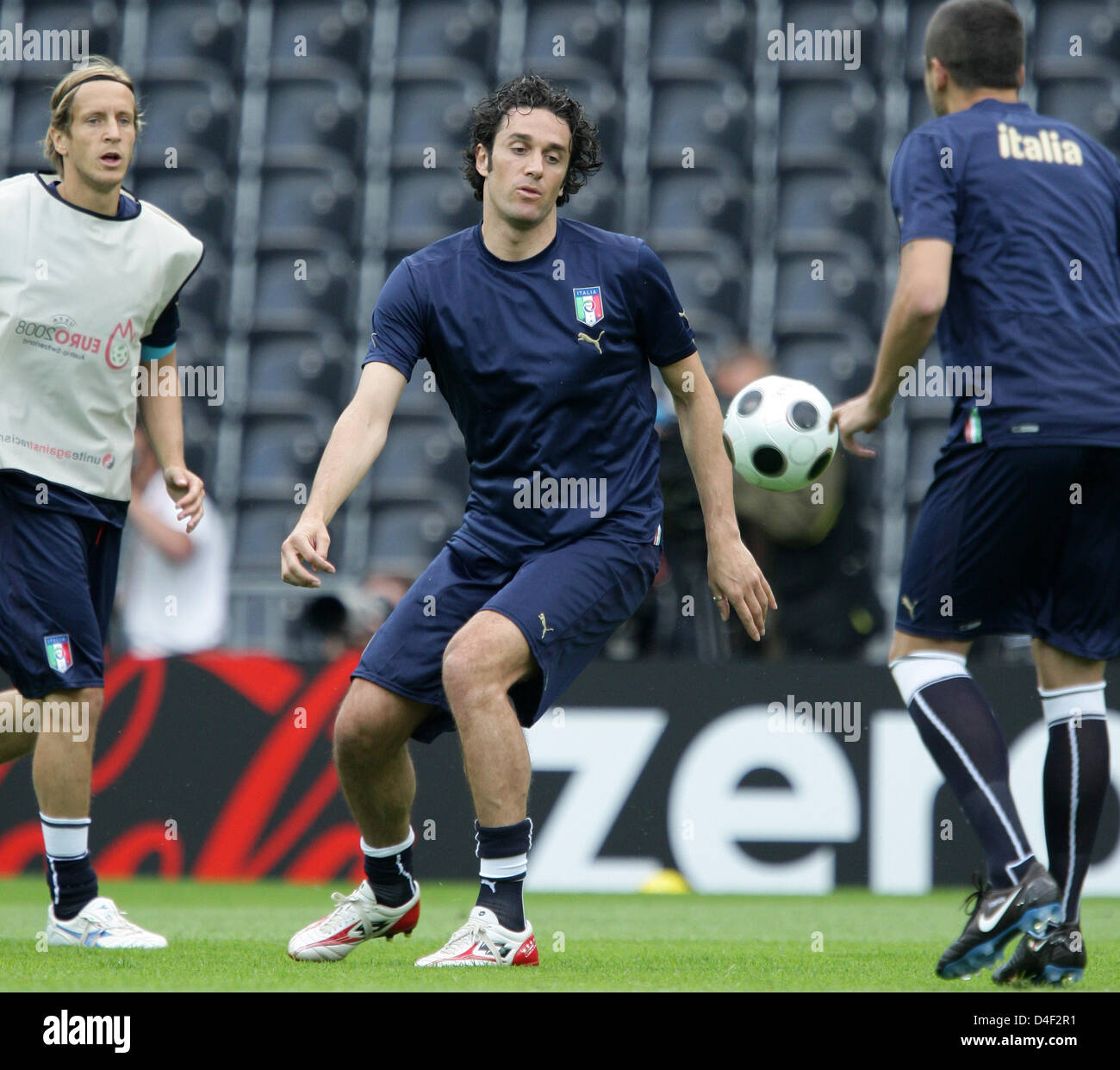 Italy national team's players Luca Toni (C), Massimo Ambrosini (L) and ...