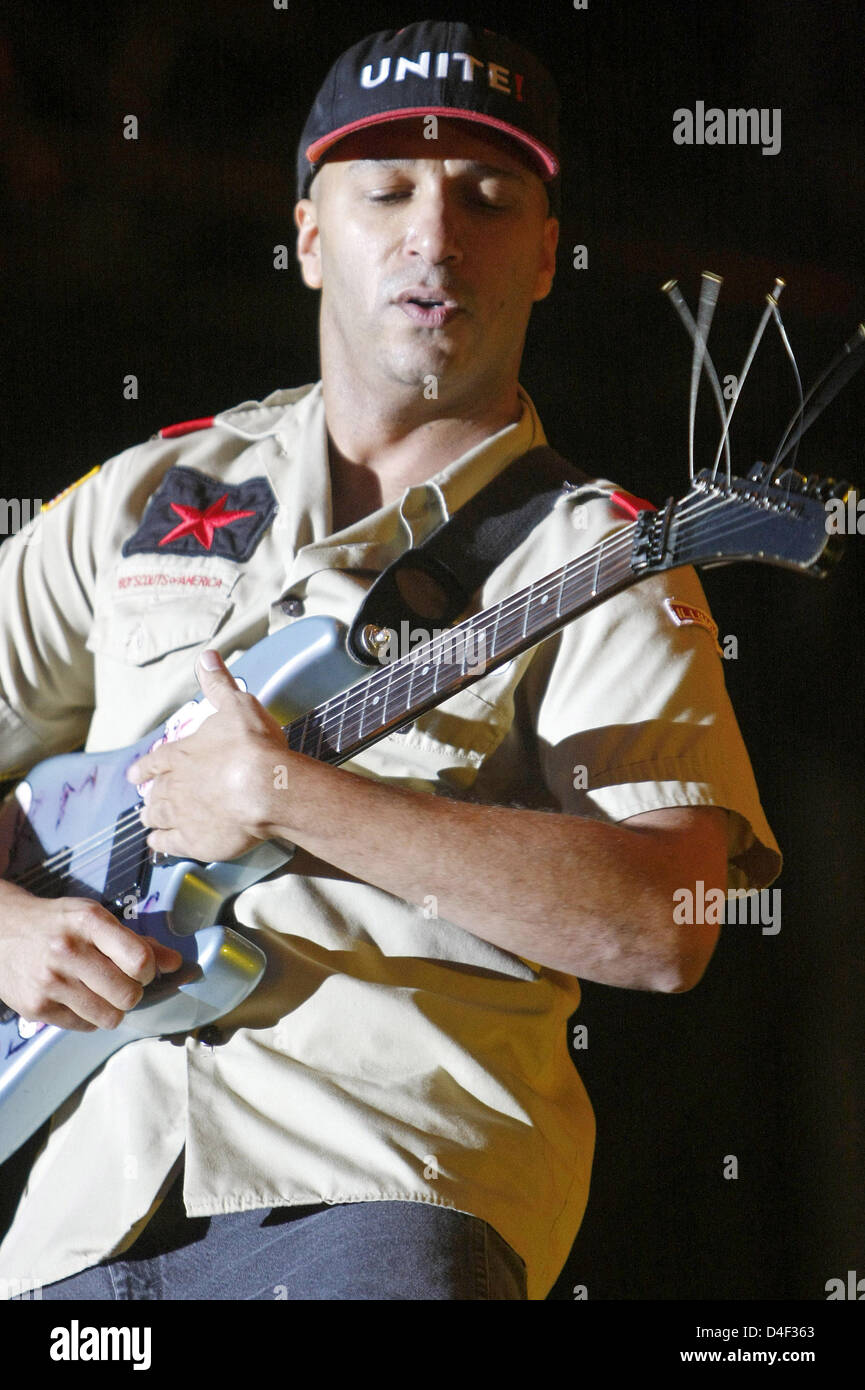 Guitarist Tom Morello of US rock band 'Rage against the machine' is ...