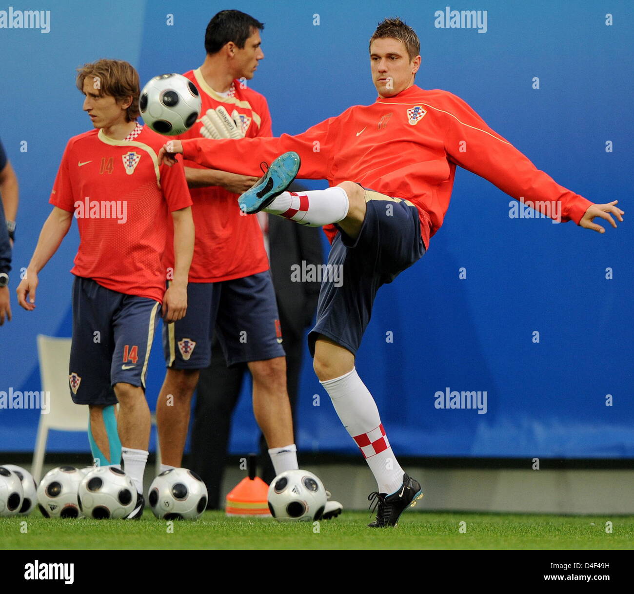 Croatian player Luka Modric (L-R), goalkeeper Mario Galinovic and Ivan ...