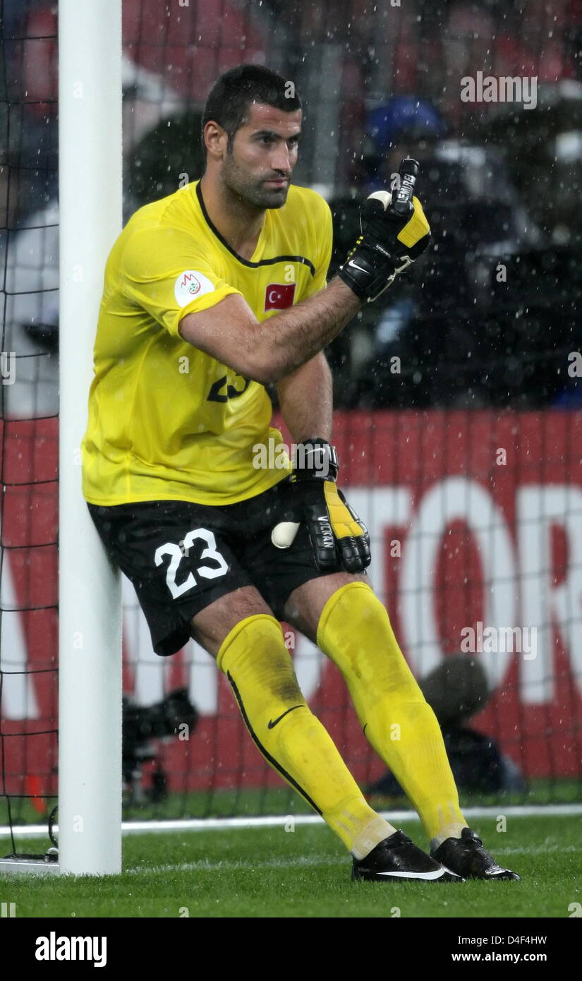 Turkish goalie Volkan Demeril during the EURO 2008 preliminary round ...