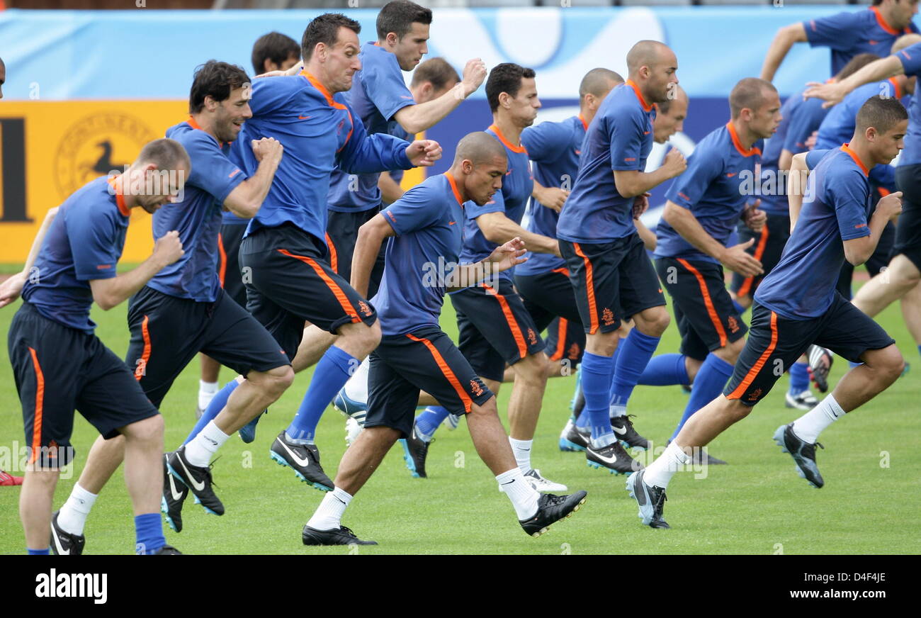 Dutch soccer players perform during the training session in Stade ...
