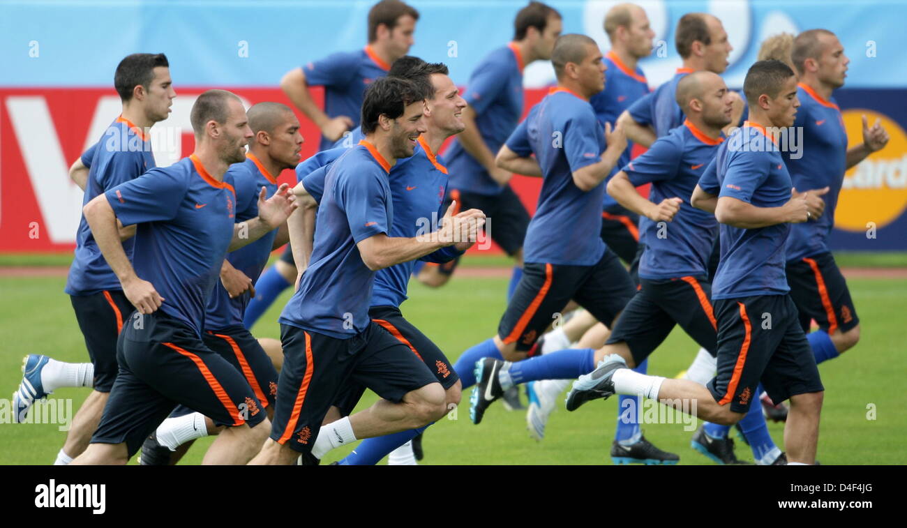 Dutch soccer players perform during the training session in Stade ...