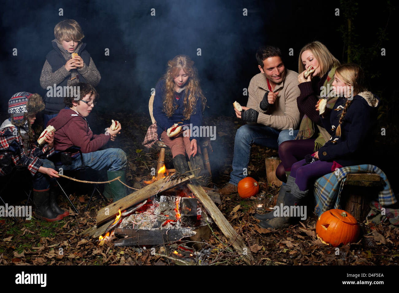 Family sitting around fire hi-res stock photography and images - Alamy