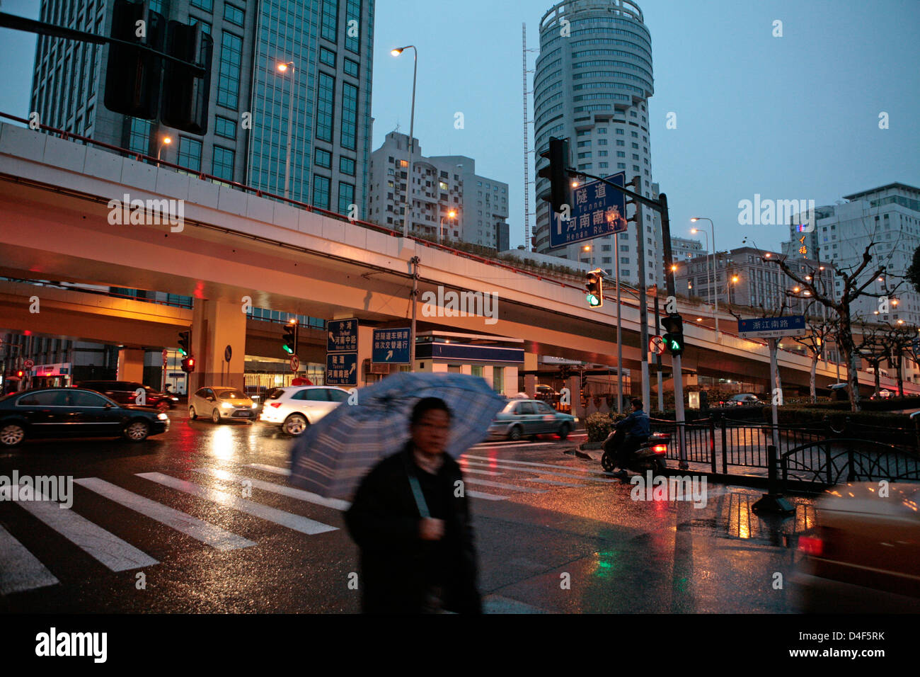 Shanghai city scene at night in the rain Stock Photo - Alamy
