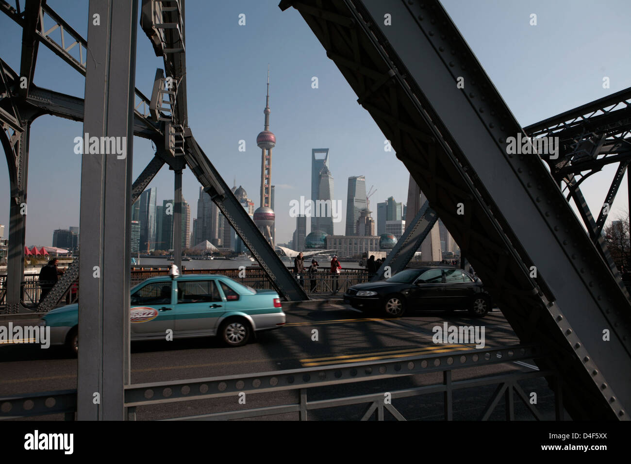 Bridge in the Bund district of Shanghai looking towards Pudong Stock ...